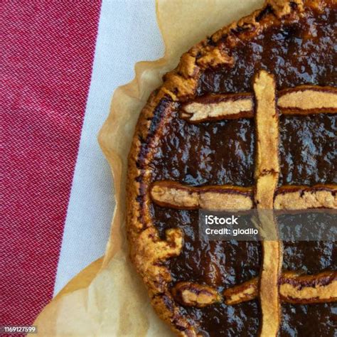 집에서 만든 자두 Crostata 전통 이탈리아어 구운 파이 오픈 과일 타르트의 소박한 버전 과일에 대한 스톡 사진 및 기타