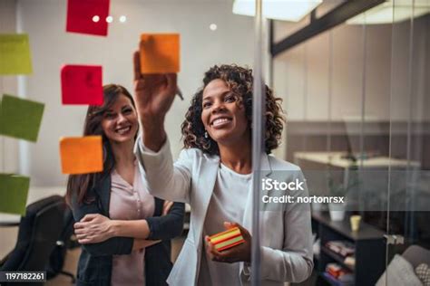 유리 벽에 스티커 메모에 쓰는 창조적 인 사업가 찾고 여성 동료 여자에 대한 스톡 사진 및 기타 이미지 여자 접착식 메모지 여자만 Istock