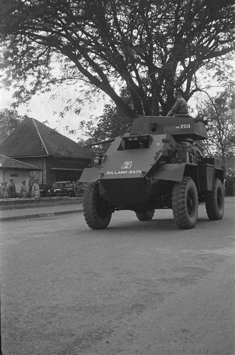 Padang Militaire Parade Een Pantserwagen Van 5 Eskadron Pantserwagens Genaamd¨ Bestanddeelnr