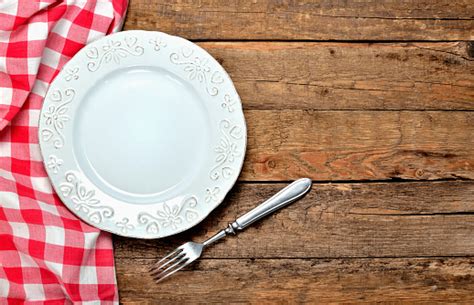 세라믹 장식 접시 포크와 오래 된 빈티지 나무 테이블 배경상단 보기에 왼쪽에 빨간색 체크 무늬 식탁보 0명에 대한 스톡 사진 및 기타 이미지 Istock