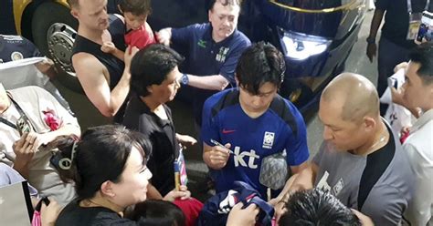 [싱가포르 Live] 한국의 뜨거운 퇴근길 싸인 요청 쇄도에 일일히 응한 이강인의 특급 팬 서비스