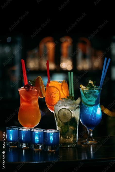 Drinki Na Barze Różnego Rodzaju Drinki Na Barze Koktajle Na Barze Koktajle Koktajle