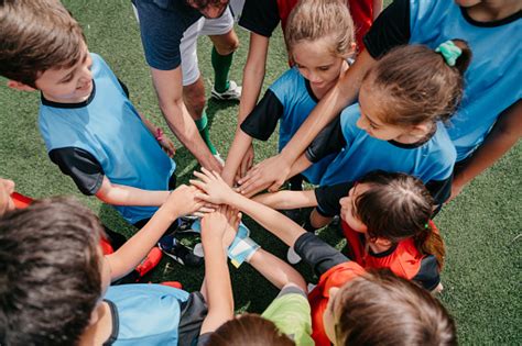 경기 전 원을 그리며 손을 잡고 함께 하는 여성 및 남성 어린이 축구 선수 아이에 대한 스톡 사진 및 기타 이미지 아이 손 스포츠 Istock
