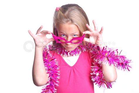 白种人高清图片 粉色女孩戴着粉色眼镜和粉色装饰 粉色女孩戴着粉色眼镜和粉色装饰图片免费下载 5106808539 千图网pro