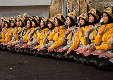Tari Ratoeh Jaroe Yang Sekilas Mirip Dengan Tari Saman Wonderverse Indonesia