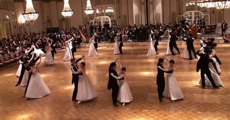 16 Couples Ont Dansé La Valse Avec Beaucoup Déclat Leur Prestation A