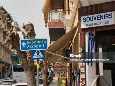 아테네의 거리 표지판과 길가를 따라 아크로폴리스의 기념품 가게가 있는 거리 그리스에 대한 스톡 사진 및 기타 이미지 그리스 기념품 상점 Istock