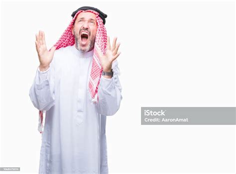 이상의 서구인을 입고 수석 아랍 남자 배경 미친 절연 하 고 미친 소리 하 고 적극적인 식와 팔 제기 함 좌절 개념입니다 감정에 대한 스톡 사진 및 기타 이미지 Istock