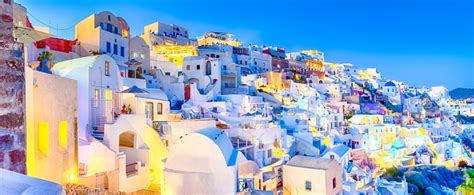 낭만적 인 목적지 일몰 전 산토리니 섬의 화산 칼데라 언덕에 위치한 오이아 마을의 독특한 그림 같은 도시 경관 파노라마수평 이미지 구성 0명에 대한 스톡 사진 및 기타