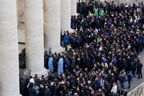 ФОТО Пап Францисыг эцсийн замд нь үдлээ