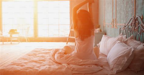 잠에서 깬 후 침대에서 스트레칭을 하는 여자 뒷모습 란제리를 입고 포즈를 취하고 있는 모델 사진 Unsplash의 아침 이미지