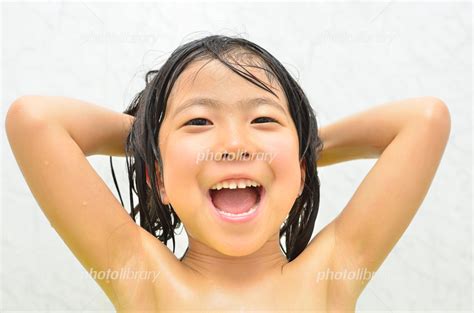 お風呂に入る女の子 写真素材 5098390 フォトライブラリー Photolibrary