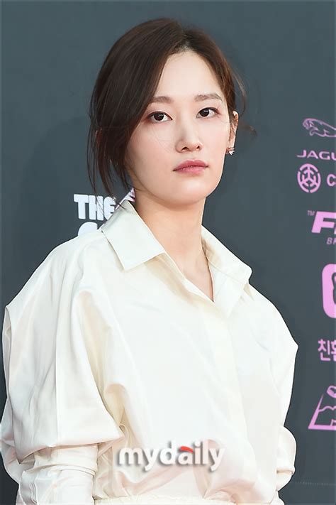 [md화보] 여전히 떨려요 전종서 갈 곳 잃고 드레스 움켜쥔 손