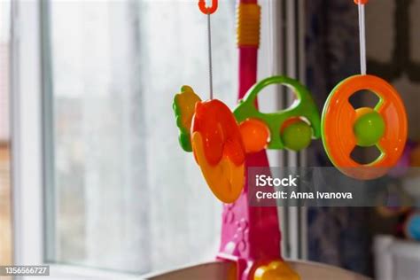 신생아용 유아용 침대 보육원에서 화려한 밝은 딸랑이 어린 아이를 위한 큰 재미를 선사합니다 0명에 대한 스톡 사진 및 기타 이미지 Istock