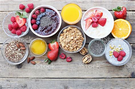 건강 한 아침 식사 또는 브런치 세트 Chia 씨앗 푸딩 다양 한 식사 하룻밤 귀리 그 라 놀라 스무디 신선한 딸기 과일 토 핑의 다양 한 0명에 대한 스톡 사진 및 기타