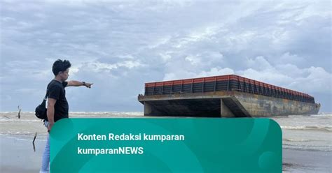 Kapal Tongkang Terdampar Di Pantai Tiris Indramayu Bikin Warga Ketakutan