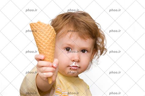 عکس با کیفیت دختر کوچولوی بامزه با بستنی در دست در پس زمینه سفید عکس با کیفیت و تصاویر استوک