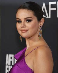Selena Gomez Serba Ungu