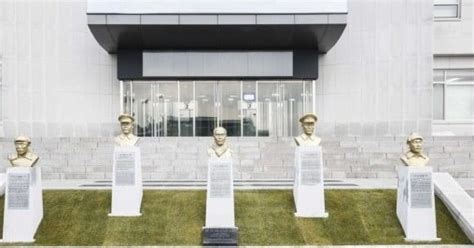 “국군 뿌리 부정하나”… 文 육사 ‘독립군 흉상 이전 비판