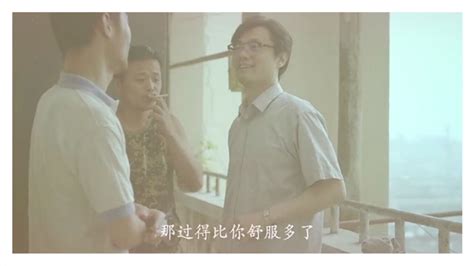 《万箭穿心》一个普通家延丈夫是国企厂办主任、妻子是小贩、儿子小宝。一次企业分房住进新房、搬家那天一糸列变故始料未及、丈夫出轨、自杀。倔强的妻子