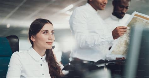 파견 유지 보수 센터 내비게이션 컨트롤러 보드의 데이터를 모니터링하는 동안 헤드셋을 통해 연결하는 웃는 운영자 여성의 허리 초상화 사진 Unsplash의 직원 참여 이미지