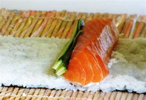 무료 이미지 식품 물고기 쌀 건강 아시아 음식 회 먹기 조류 참깨 대나무 매트 일본 요리 훈제 연어 마타 캘리포니아 롤 4608x3169