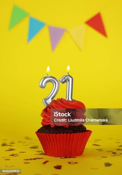 노란색 배경에 숫자 모양의 양초가 있는 맛있는 컵케이크 성인식 파티 21 번째 생일 0명에 대한 스톡 사진 및 기타 이미지 0명 공휴일 기 Istock