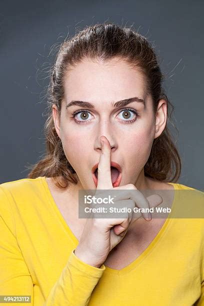 맥주를 양조하면서 젊은 여자 게임하기 기밀자료 및 비밀스러움 얼굴 표정 20 29세에 대한 스톡 사진 및 기타 이미지 20 29세 2015년 갈색 머리 Istock