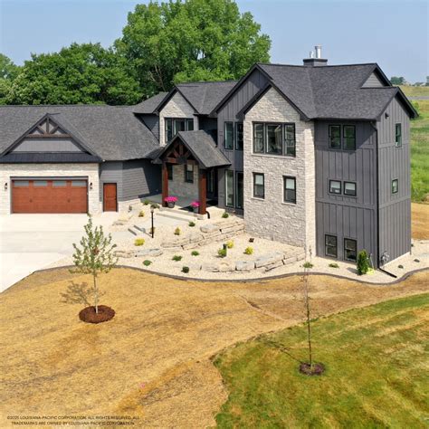 Lp Building Solutions For Homeowners Cedar Accents Paired With Olive Green Siding Creates The