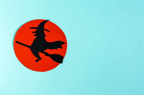코피 공간의 붉은 달의 배경에 빗자루에 모자에 검은 마녀의 그림자 할로윈 광고의 모형 3차원 형태에 대한 스톡 사진 및 기타 이미지 3차원 형태 개념 개념과 주제