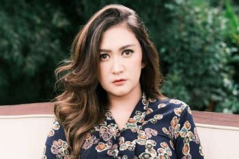 Biodata dan Agama Nafa Urbach yang Hari Ini Genap Berusia 43 Tahun ...