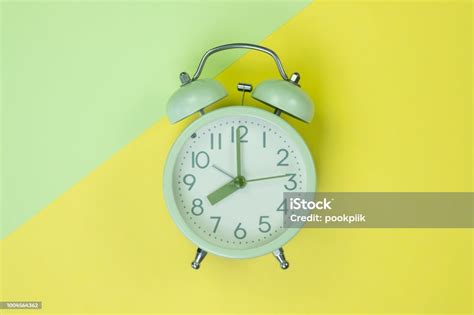 달콤한 파스텔 컬러 종이 최고 보기 배경 질감 분홍색 자주색 노란색 베이지색 녹색 및 파랑 컬러에 빈티지 알람 시계 0명에 대한 스톡 사진 및 기타 이미지 Istock