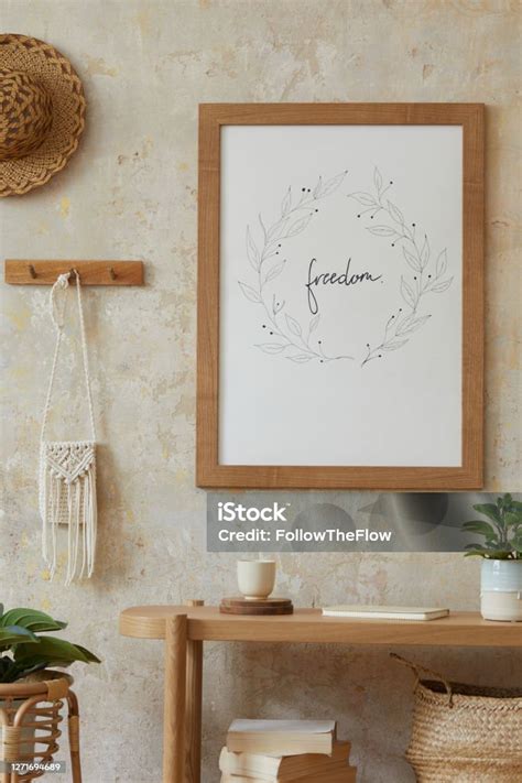 모의 포스터 프레임 우아한 등나무 액세서리 식물 나무 콘솔 및 세련된 홈 장식에 매달려 오두막거실의 보헤미안 인테리어 실물