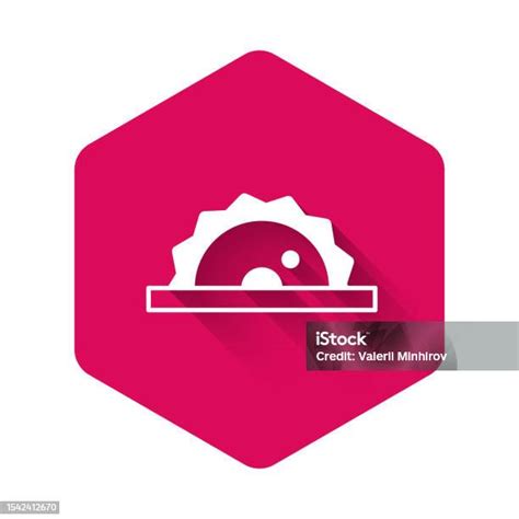 긴 그림자 배경으로 격리 된 강철 이빨 디스크 아이콘흰색 전기 원형 톱 나무 또는 금속을 절단하기위한 전기 손 도구 핑크 육각형 버튼 벡터 목공에 대한 스톡 벡터 아트 및