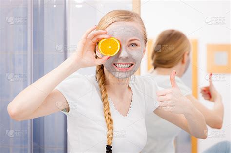 快乐的年轻女子戴着面具拿着几维鸟