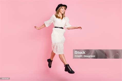 귀여운 소녀 점프의 전체 길이 사진 이동 착용 복고풍 모자 점선 드레스 신발 고립 된 핑크 컬러 배경 금발 머리에 대한 스톡 사진 및 기타 이미지 Istock