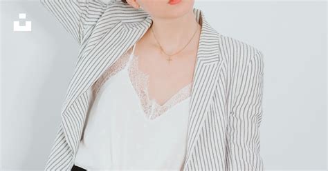 흰색과 검은색 핀스트라이프 블레이저를 입은 여성과 검은색 치마와 흰색과 빨간색 장미가 있는 여자 사진 Unsplash의 무료 유행 이미지