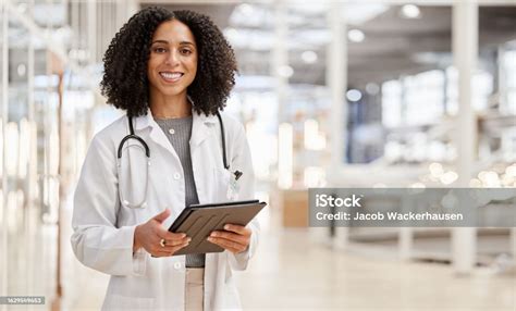 병원에서 연구 원격 의료 또는 의료 서비스를 위한 태블릿을 가진 행복한 의사이자 초상화입니다 남아프리카 공화국의 의료 전문가 얼굴 미소 및 사람 전문 직원 및 직원의 기술