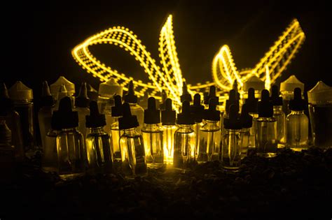 Vape 개념입니다 어두운 배경에 연기 구름과 Vape 액체 병 조명 효과 배경 또는 전자 담배 광고로 유용 합니다 0명에 대한 스톡 사진 및 기타 이미지 Istock