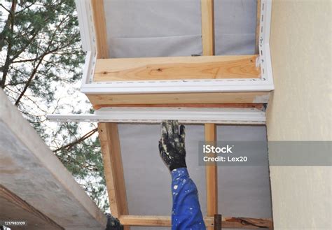 계약자는 Soffit 보드를 설치합니다 지붕 건설 Soffit 및 Fascia는 비닐 목재 또는 알루미늄으로 구성되어 있으며 지붕 돌출부와 처마 의 밑면에 설치됩니다 가정