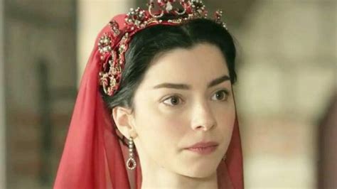 Љубовните маки на султанија Нурбану Турската актерка се разведе по само 44 дена брак фото