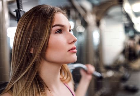 체육관에서 근력 운동을 하는 아름다운 소녀 또는 여성의 클로즈업 사진 Unsplash의 슬로바키아 이미지