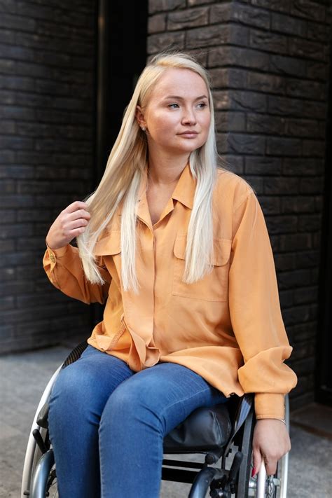 휠체어 여성 이미지 Freepik에서 무료 다운로드