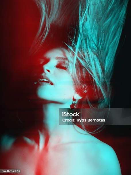 Rgb 색상 분할 효과 스타일의 비행 머리 스튜디오 초상화를 가진 아름다운 여자 3차원 형태에 대한 스톡 사진 및 기타 이미지 3차원 형태 Suggestive