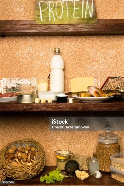 건강 한 단백질 소스 및 바디 빌딩 식품의 구색 고기 생선 닭고기 미트볼 달걀 유제품 치즈 요구르트 아보카도 콩 견과류 귀리 식사 아보카도 메 밀 라 드 상위 뷰 가금류에