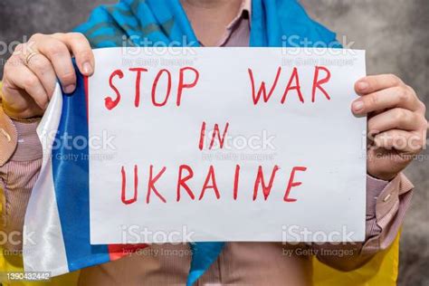 남자는 우크라이나에서 텍스트 정지 전쟁과 포스터를 개최 2022년 러시아의 우크라이나 침공에 대한 스톡 사진 및 기타 이미지 2022년 러시아의 우크라이나 침공
