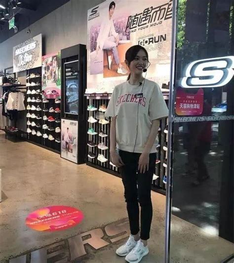路人拍的女明星有多瘦？杨幂郑爽腿筷子腿，吴谨言张韶涵排骨胸！