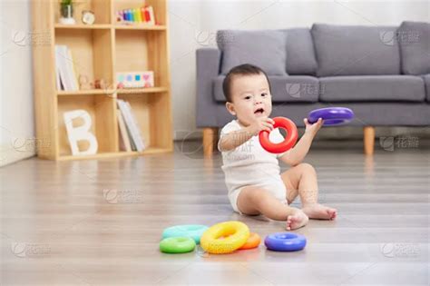 人物系列写实小孩坐在地上玩玩具素材 花瓣网