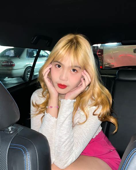 ย้อมผมสีทองสว่างเหมือนบาร์บี้ด้วยตัวเอง 💛🗯️ แกลเลอรีที่โพสต์โดย Spector Nc🤘🏿💋 Lemon8