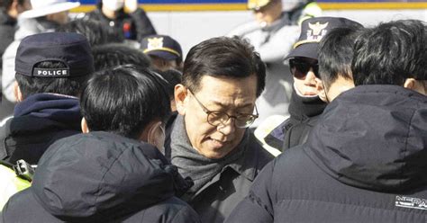 서부지법으로 들어가는 석동현 변호사